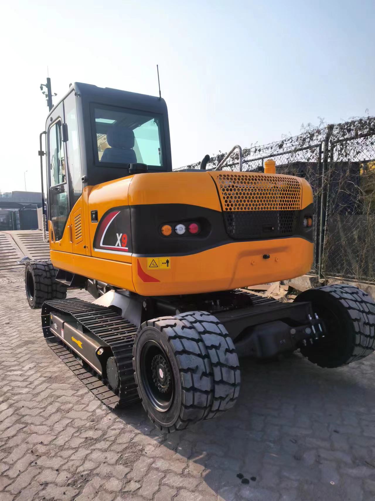 Wheeled-Crawler Excavator Has Completed The Test Run And Exported To ...
